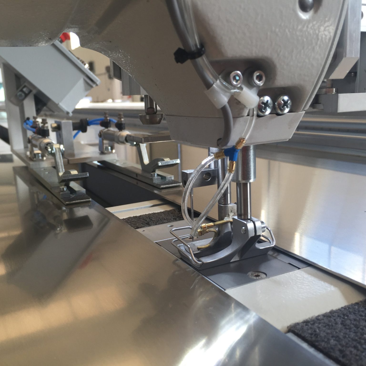 Semi-automatic linear sewing machineÍ - Cutting Edge Automation Machines